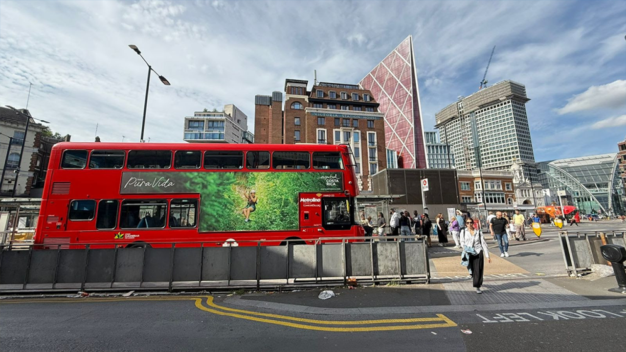 Costa Rica deslumbra en 100 emblemáticos buses rojos de dos pisos en la ...